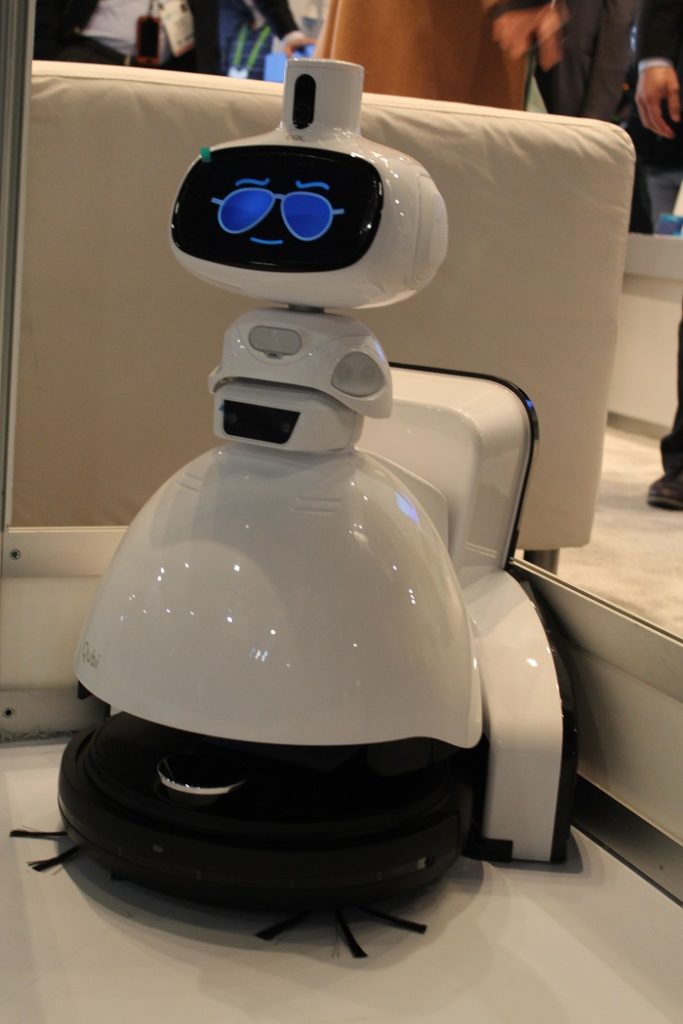 Oui, le robot assistant Qubi d'EQL fait aussi le ménage